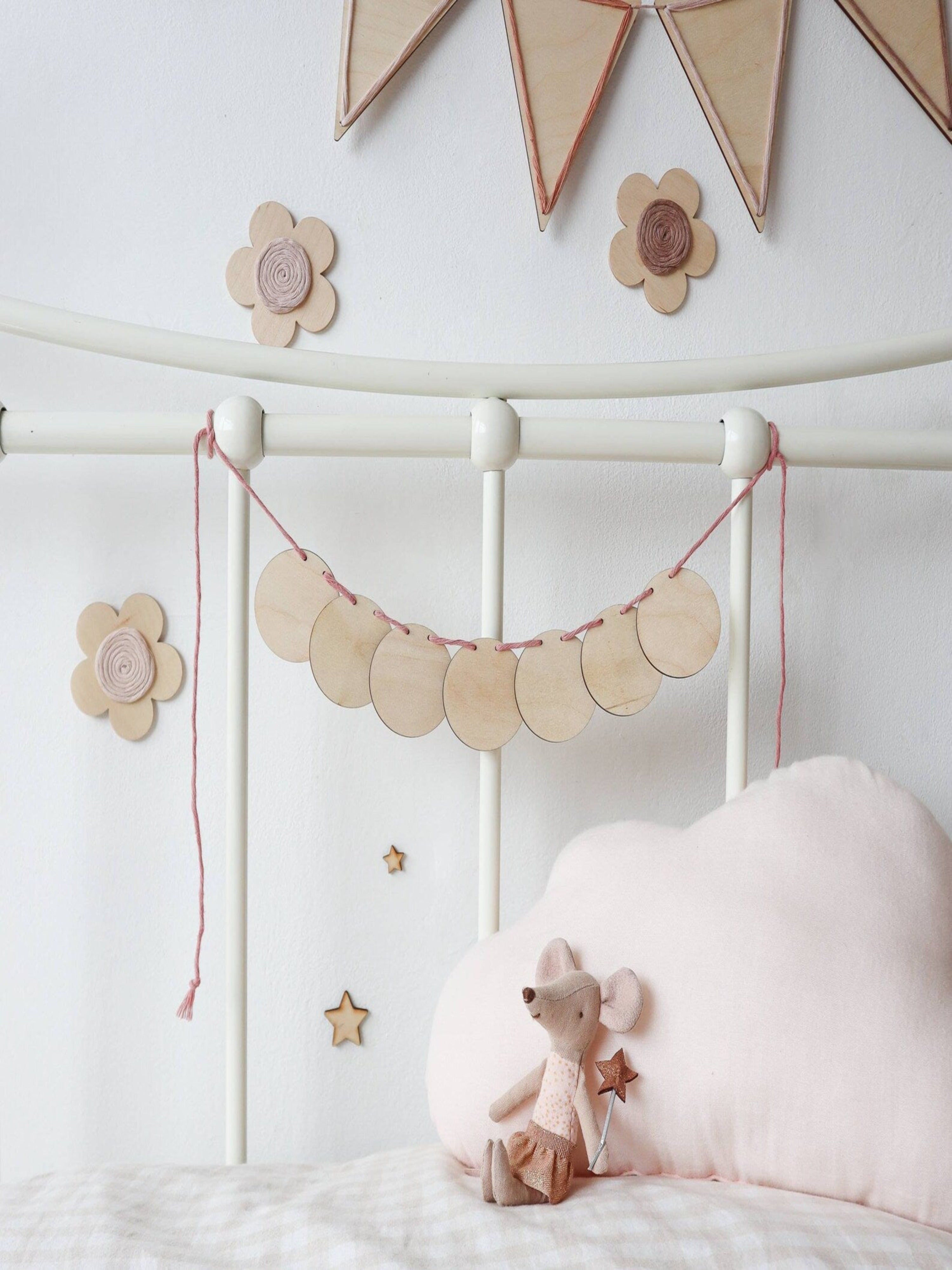 Wooden Circle Garland Nursery Decoration – Bobo and the mouse