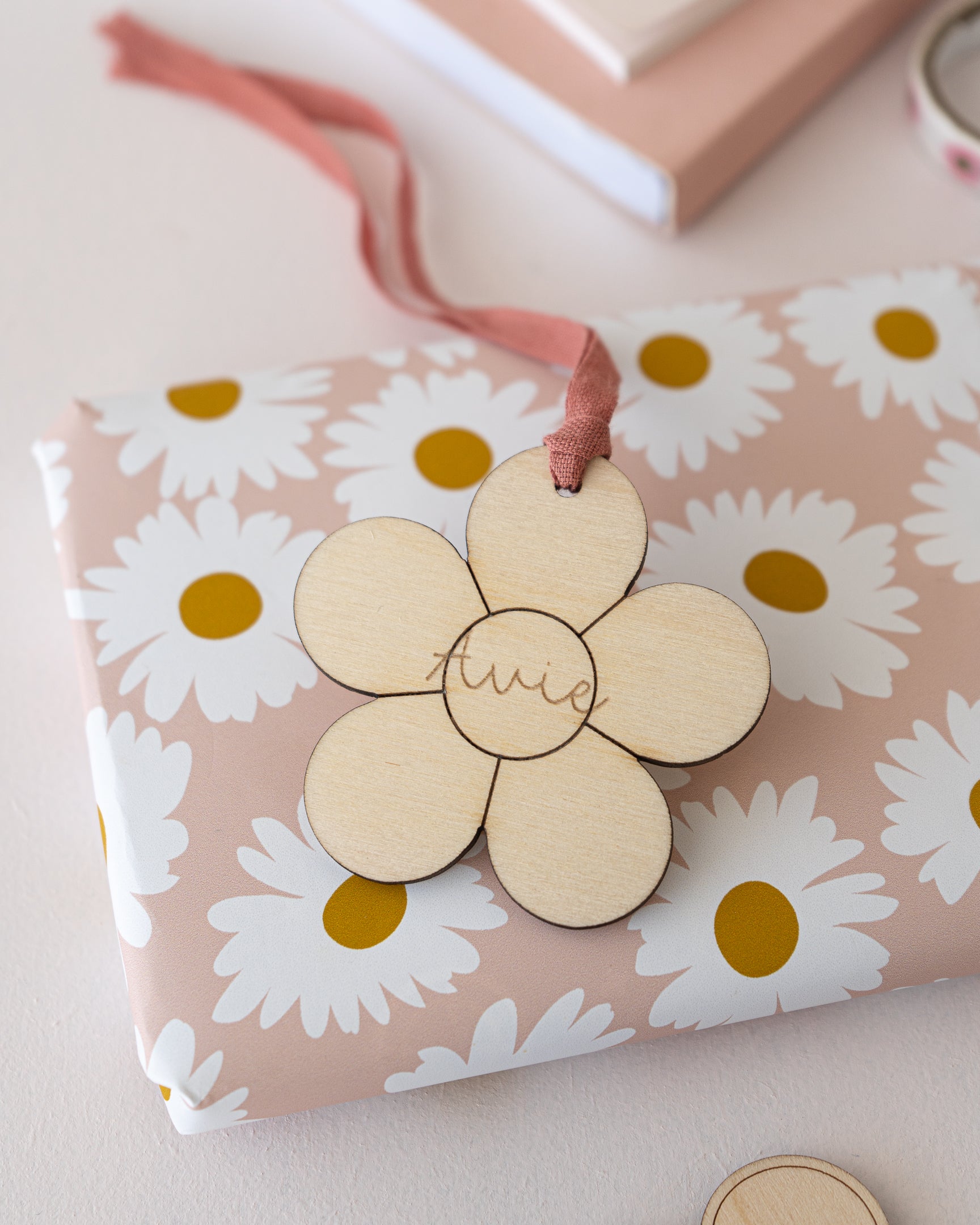 Personalised Flower Shaped Wooden Gift Tag – Bobo and the mouse
